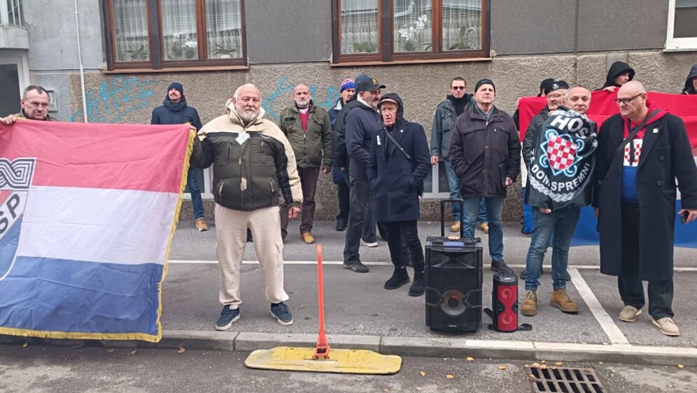 VIDEO/FOTO Desničari pred Tomaševićevim stanom, sve je puno policije ...