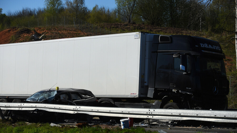 Teška nesreća kod Okučana: Sudarili se kamion i automobil, više osoba ozlijeđeno