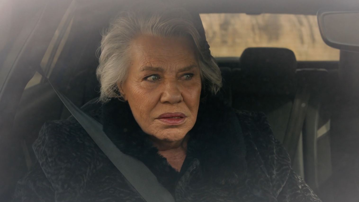 Pod istim nebom: Hoće li joj njene prijetnje poći za rukom?