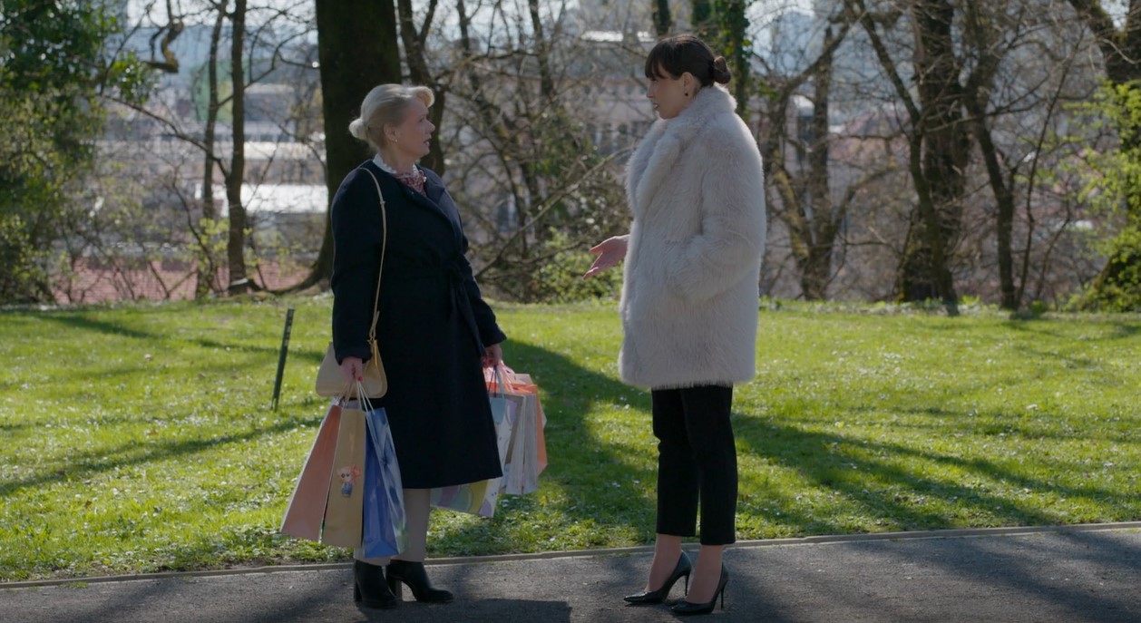 U dobru i zlu: Znatiželjna je – zašto na fotografijama nema njene majke?