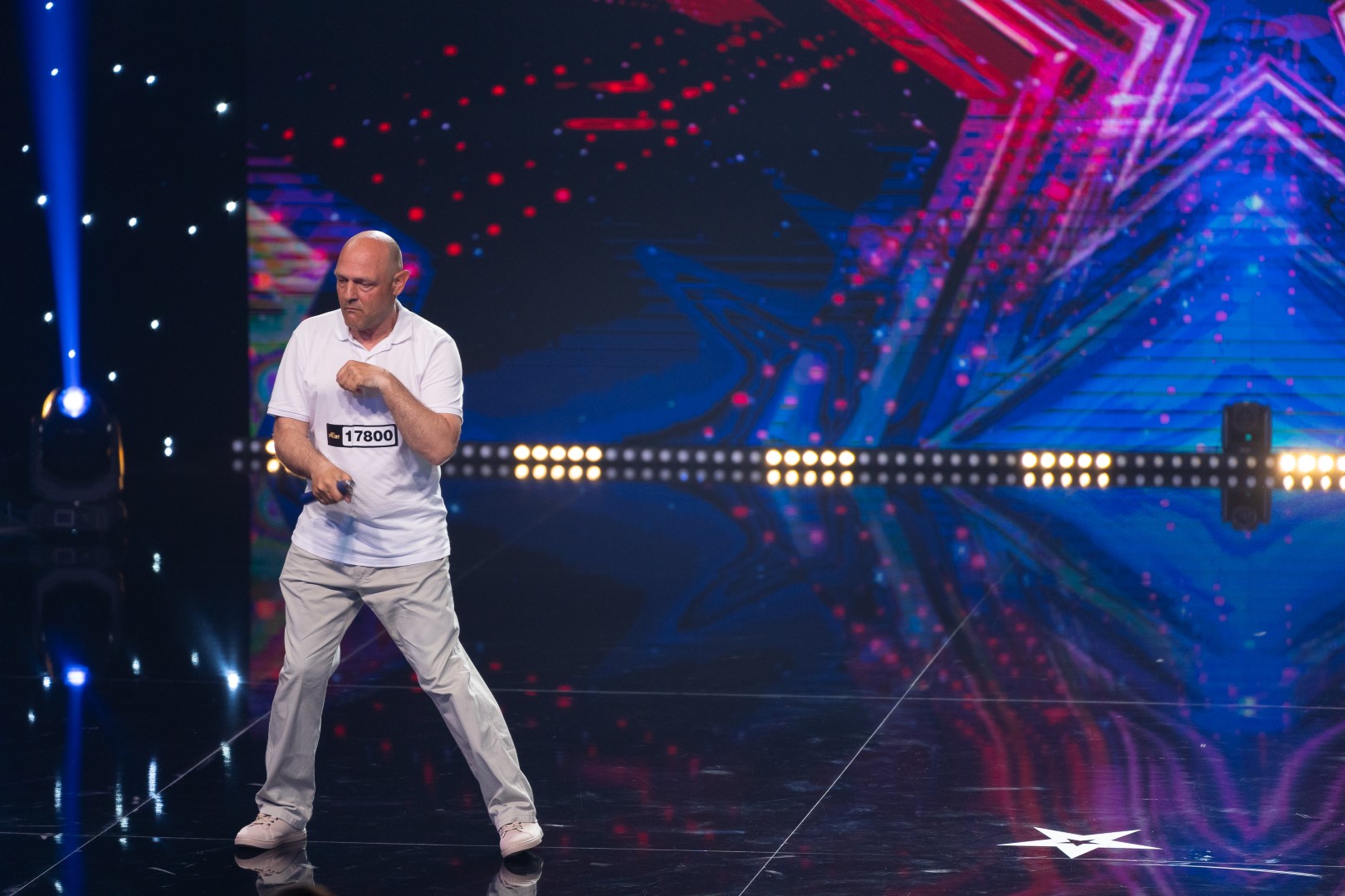 Kako ih samo vrti! Nunčake su srećom ostale u rukama majstora!