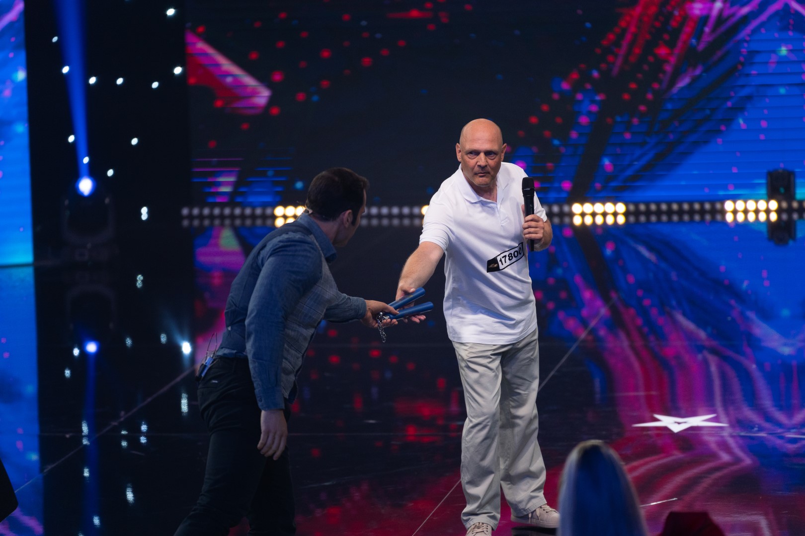 Kako ih samo vrti! Nunčake su srećom ostale u rukama majstora!